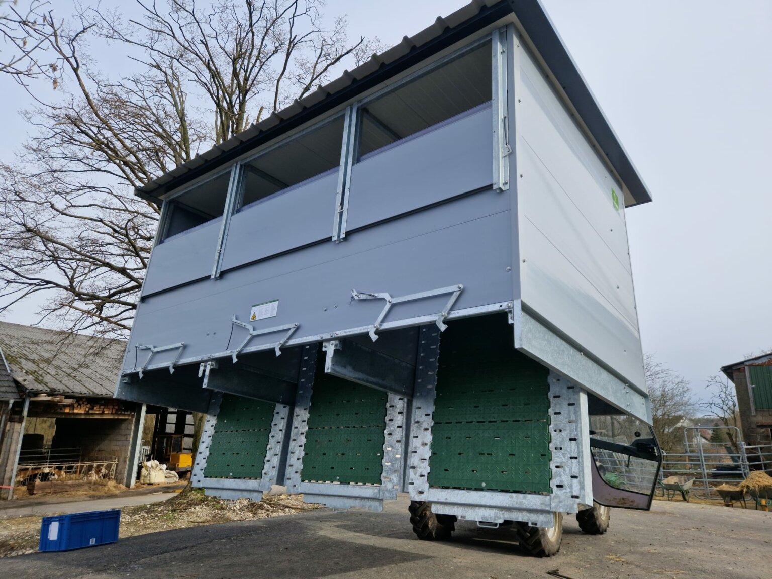 8 Trio Easy-clean XXL calf hutches | Topcalf - Calf housing